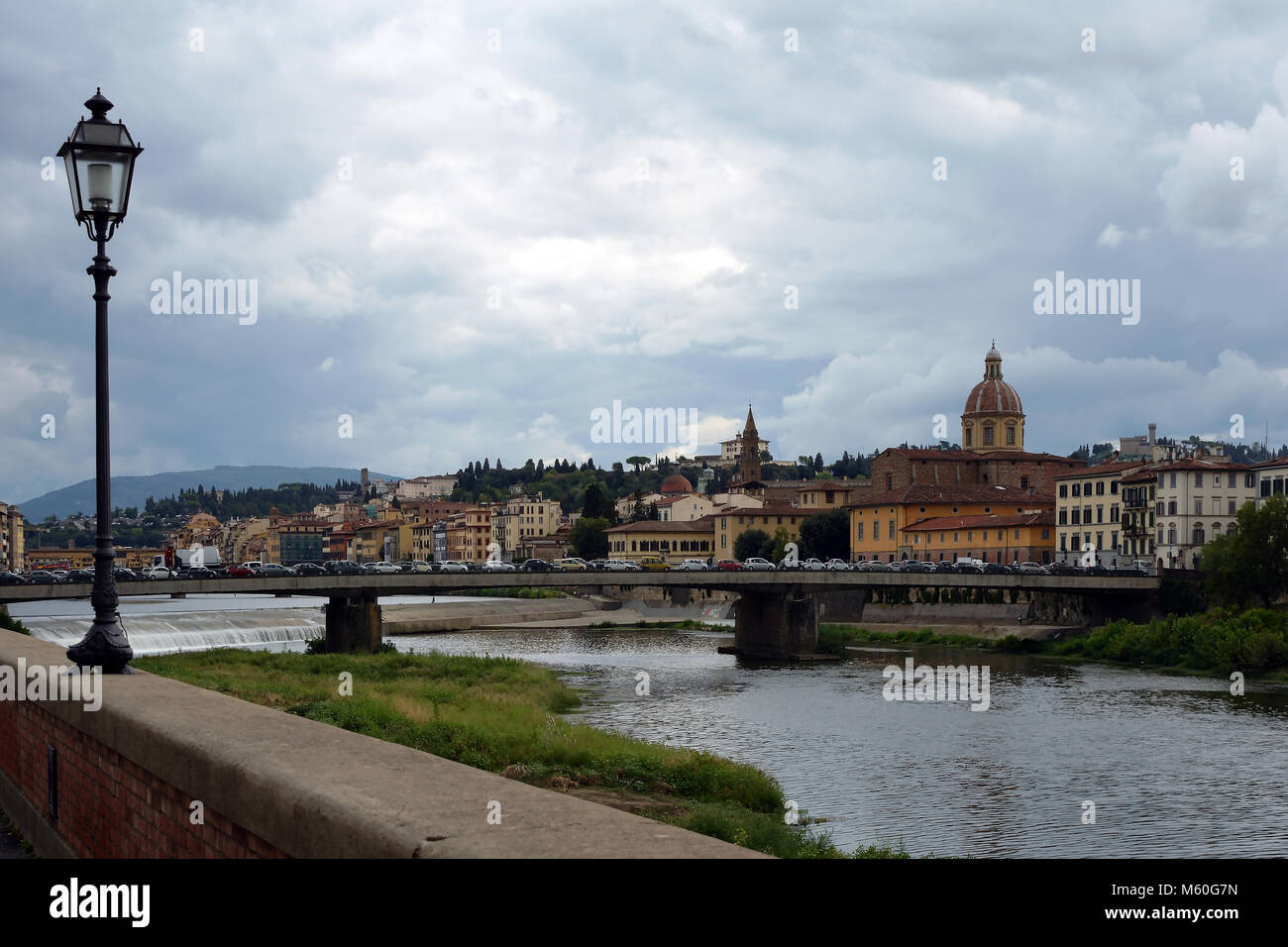 Ponte Amerigo Vespucci ponte sopra il fiume Arno in Firenze - Italia ...