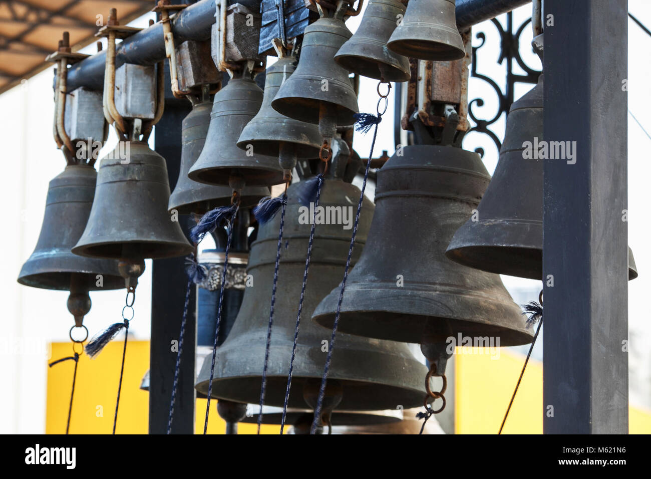 Chiesa con campane immagini e fotografie stock ad alta risoluzione - Alamy