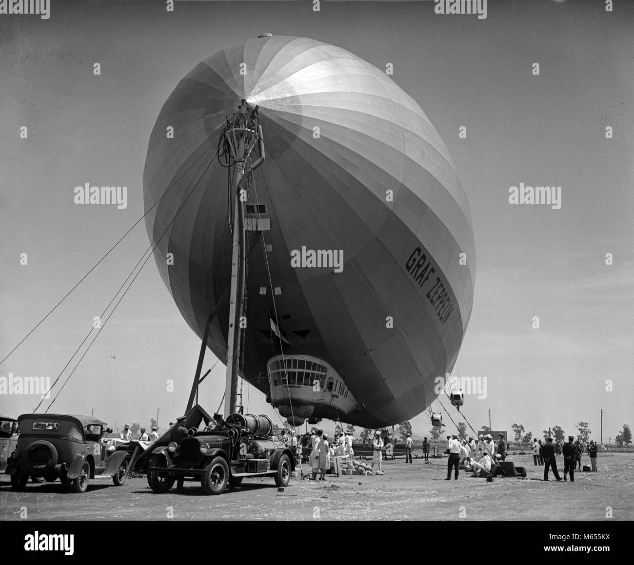 1920s 1930 agosto 1929 Graf Zeppelin dirigibile PASSEGGERO AL CAMPO ...