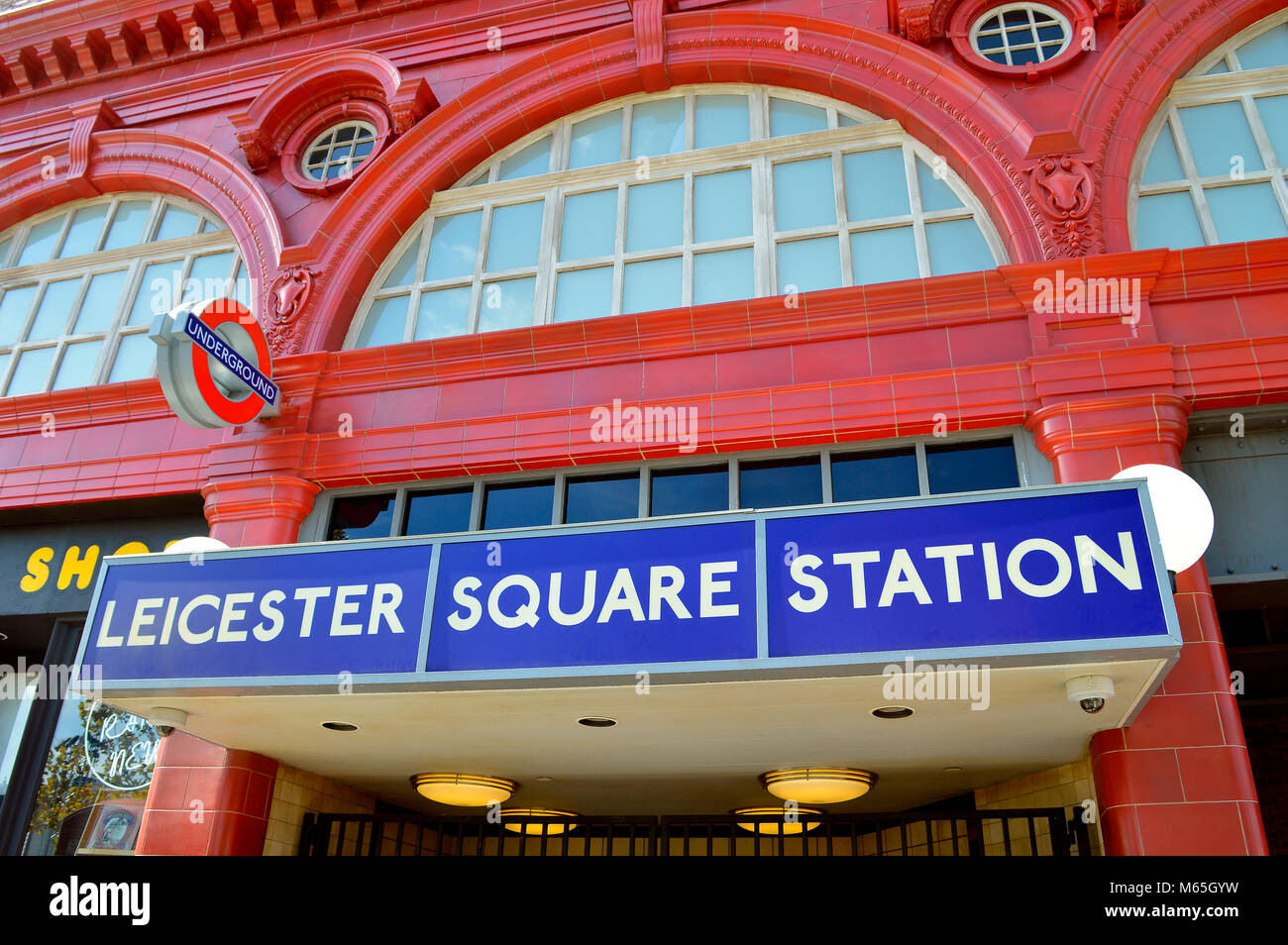 Cartello della stazione della metropolitana di leicester square ...