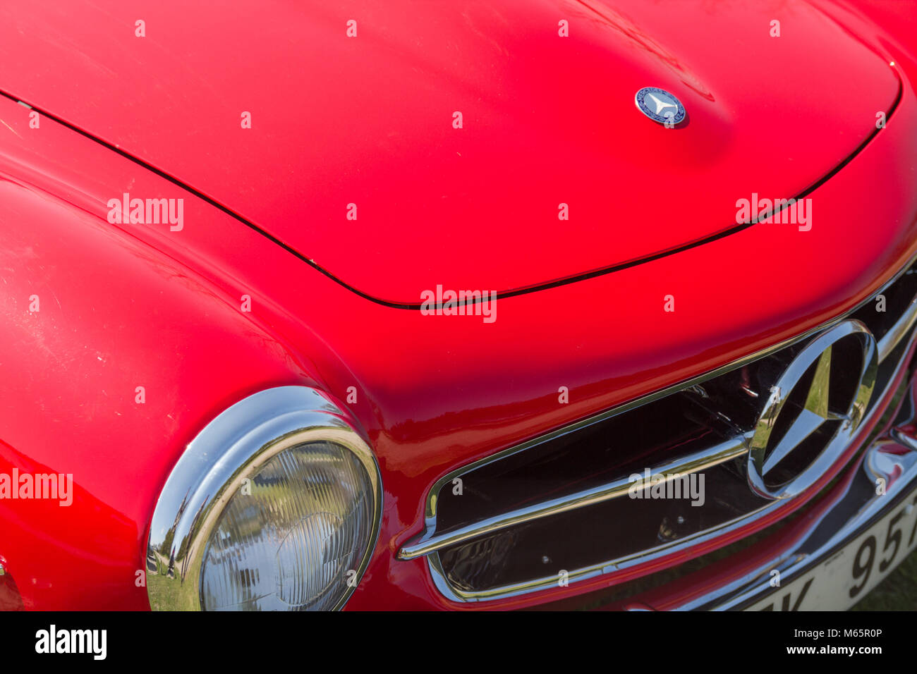 Front old red mercedes car immagini e fotografie stock ad alta ...
