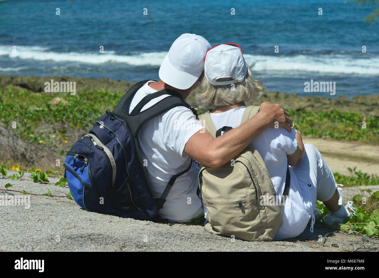 Coppia di anziani in giardino immagini e fotografie stock ad alta risoluzione - Alamy