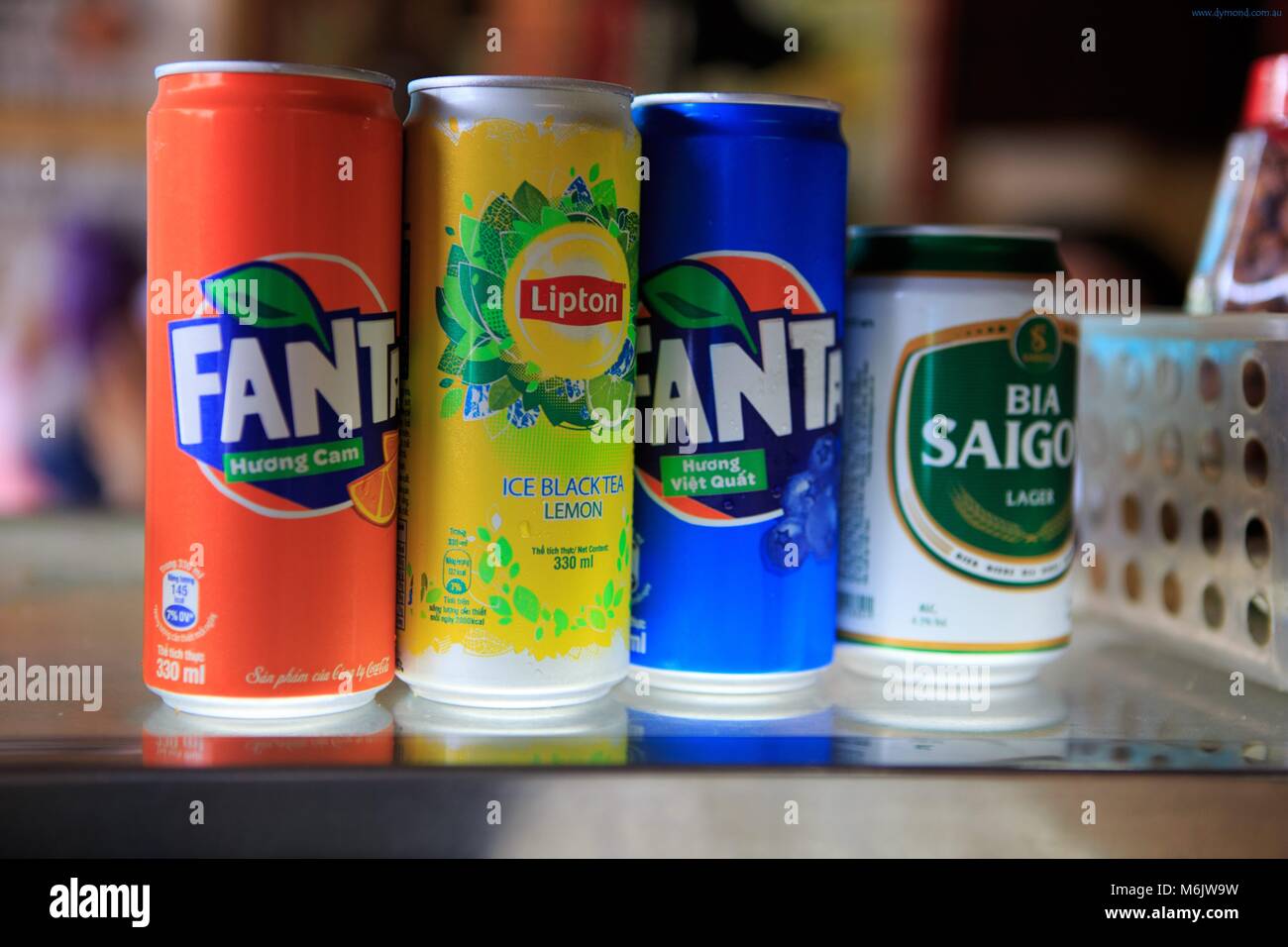 Western soft drinks e vietnamita di lattine di birra a Banh Mi Phuong ...