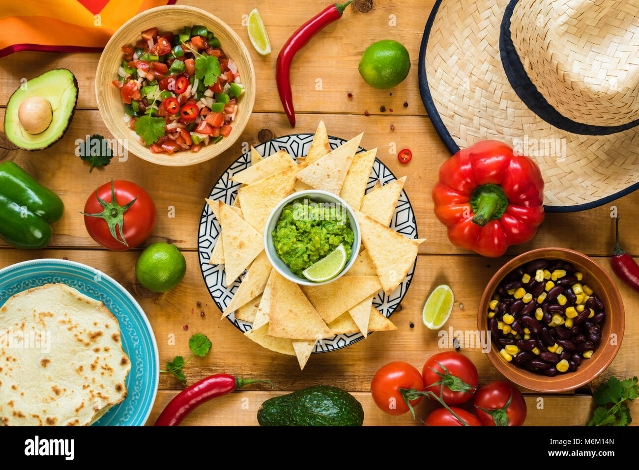Tradizionale cibo messicano sul tavolo di legno. Tortilla chips ...