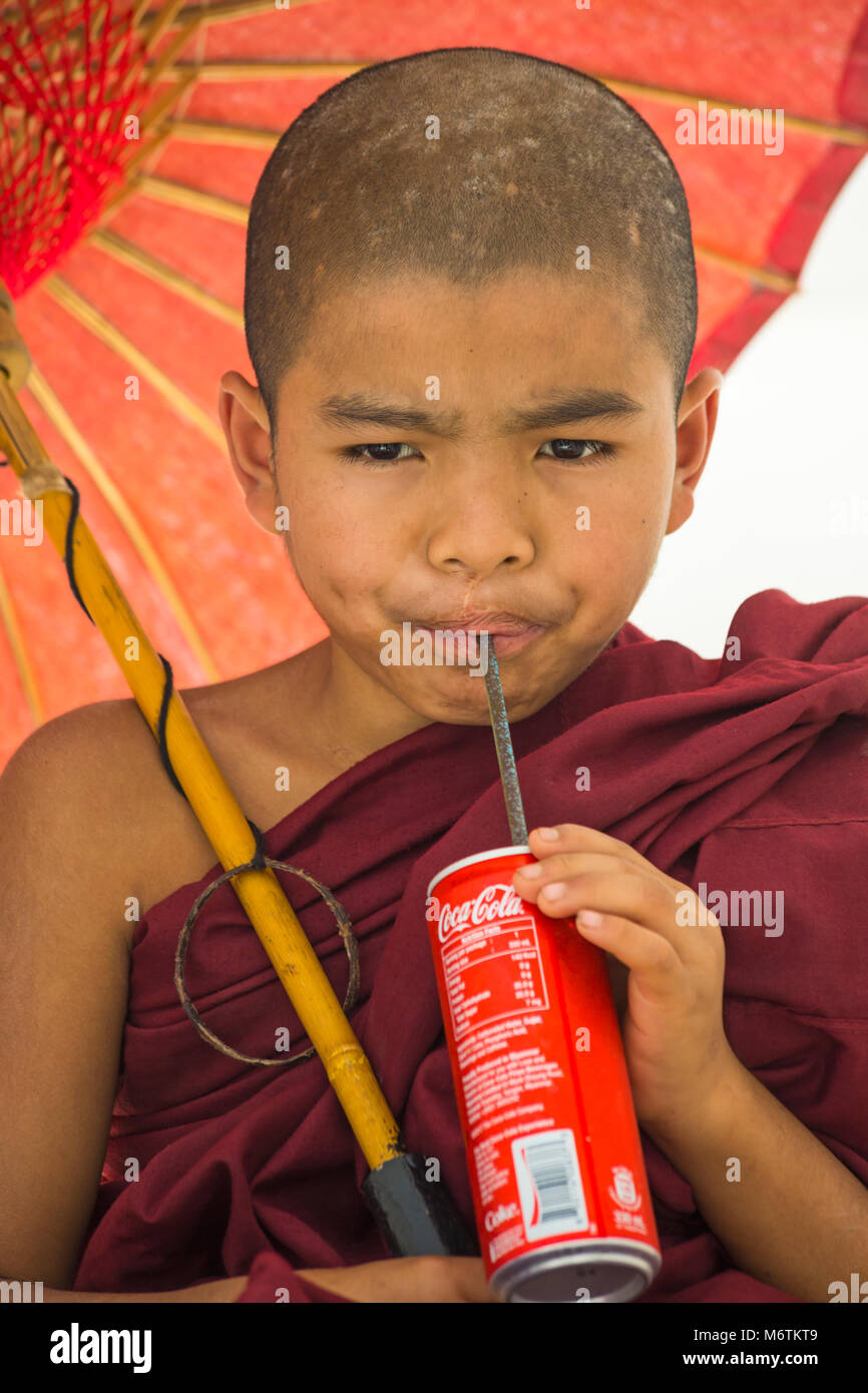 Buddhist monk drinking coca cola immagini e fotografie stock ad alta ...