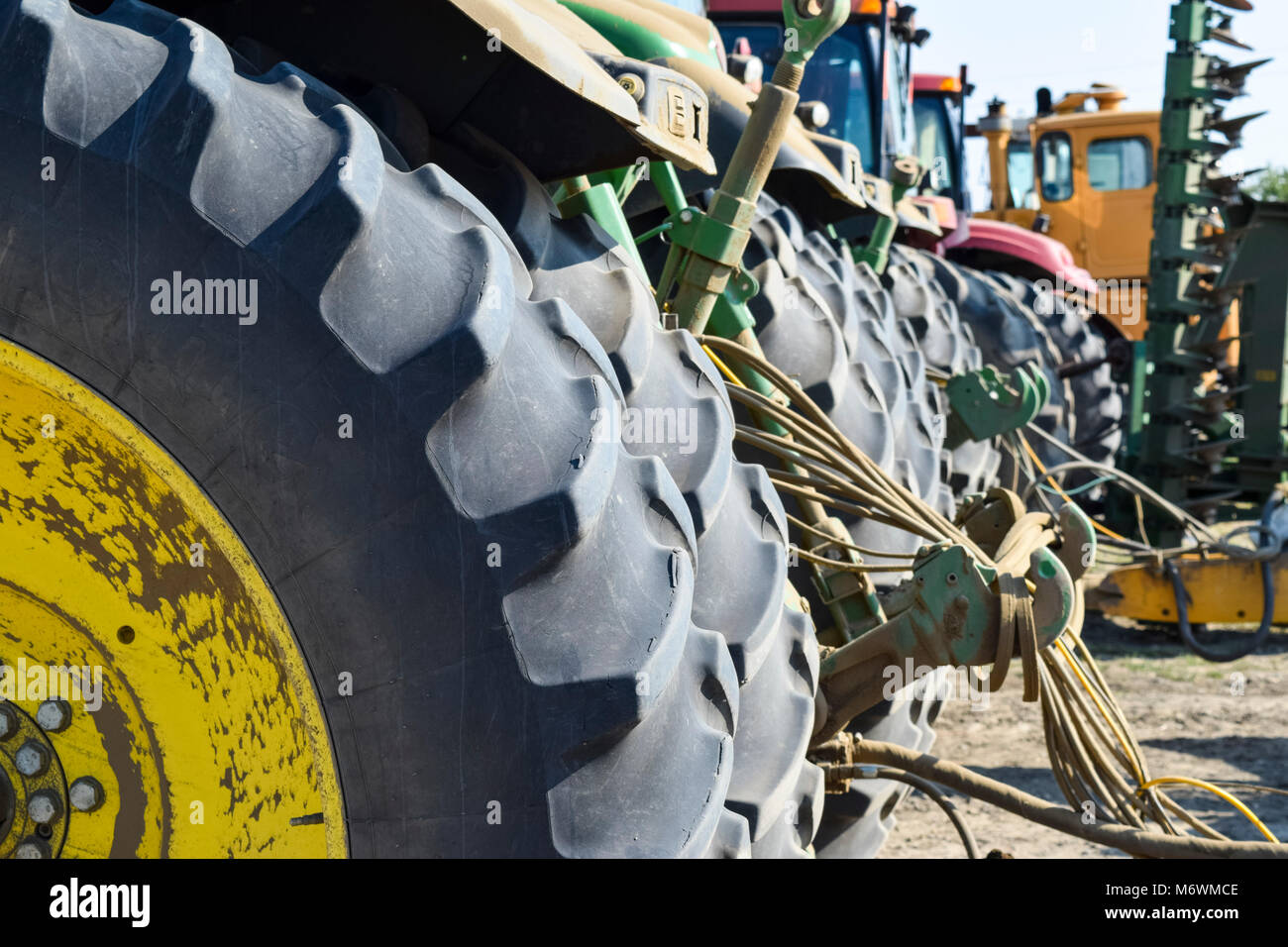 Le ruote posteriori del trattore. Il trattore. Macchine agricole Foto ...