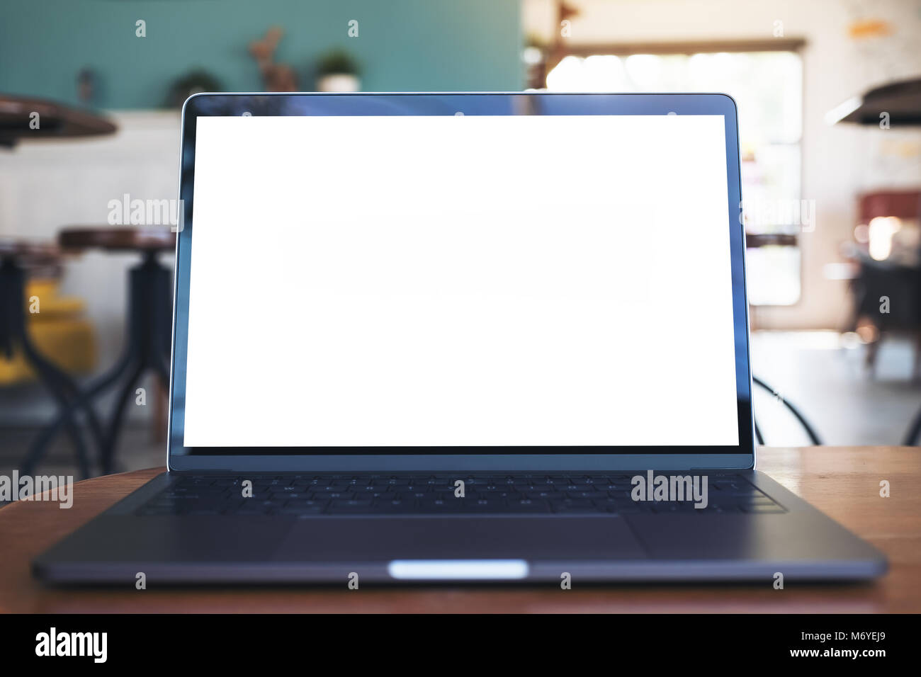 Mockup immagine di computer portatile con la schermata bianca vuota ...