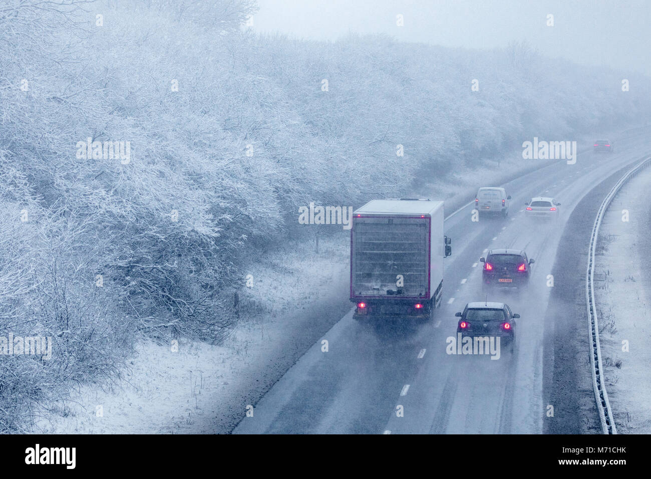La carreggiata della neve immagini e fotografie stock ad alta ...