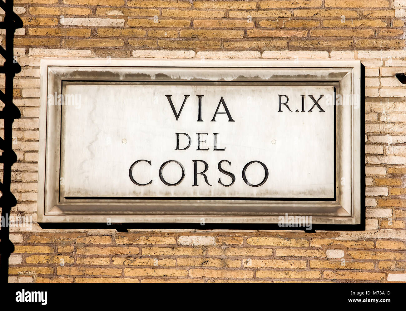 Cartello stradale Via del Corso in Roma, Italia Foto stock - Alamy