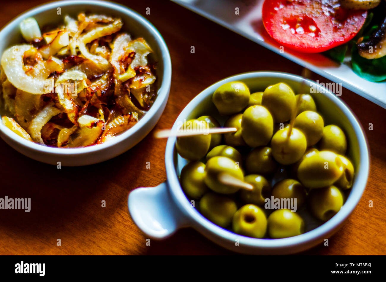 Impostare con diversi antipasti in piccole porzioni, sani e gustosi ...