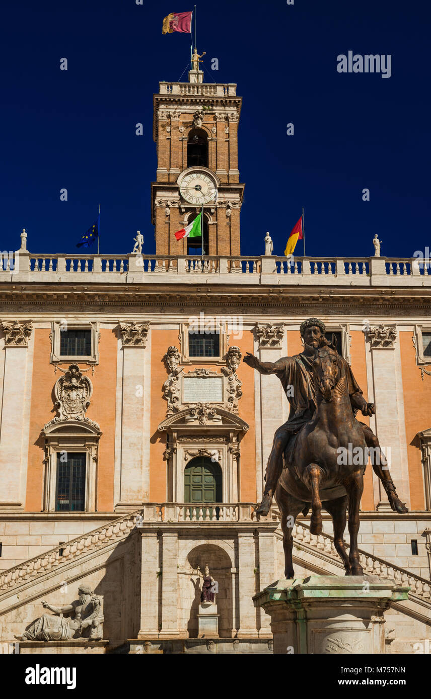 La piazza capitolina a Roma con il municipio rinascimentale e antica ...
