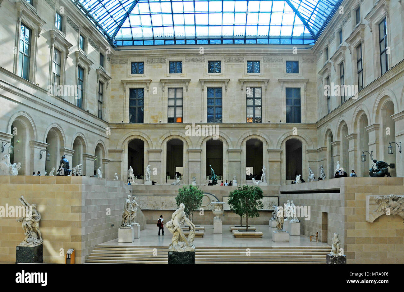 Al museo del louvre immagini e fotografie stock ad alta risoluzione - Alamy