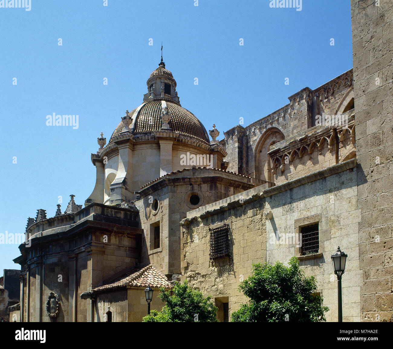 Dettaglio della cattedrale di stile di transizione romanico e gotico ...