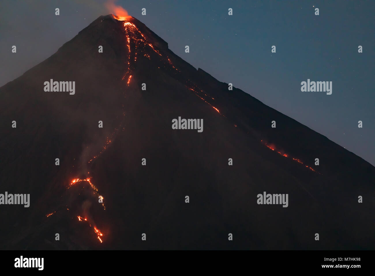 Il monte Mayon Albay Filippine Marzo 07, 2018 i flussi di lava dal ...