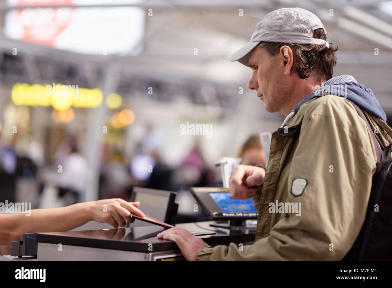 Banco check in in aeroporto immagini e fotografie stock ad alta ...