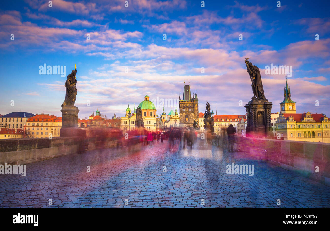 Famoso Ponte Carlo e la città di Praga con le sue torri medievali e gli ...