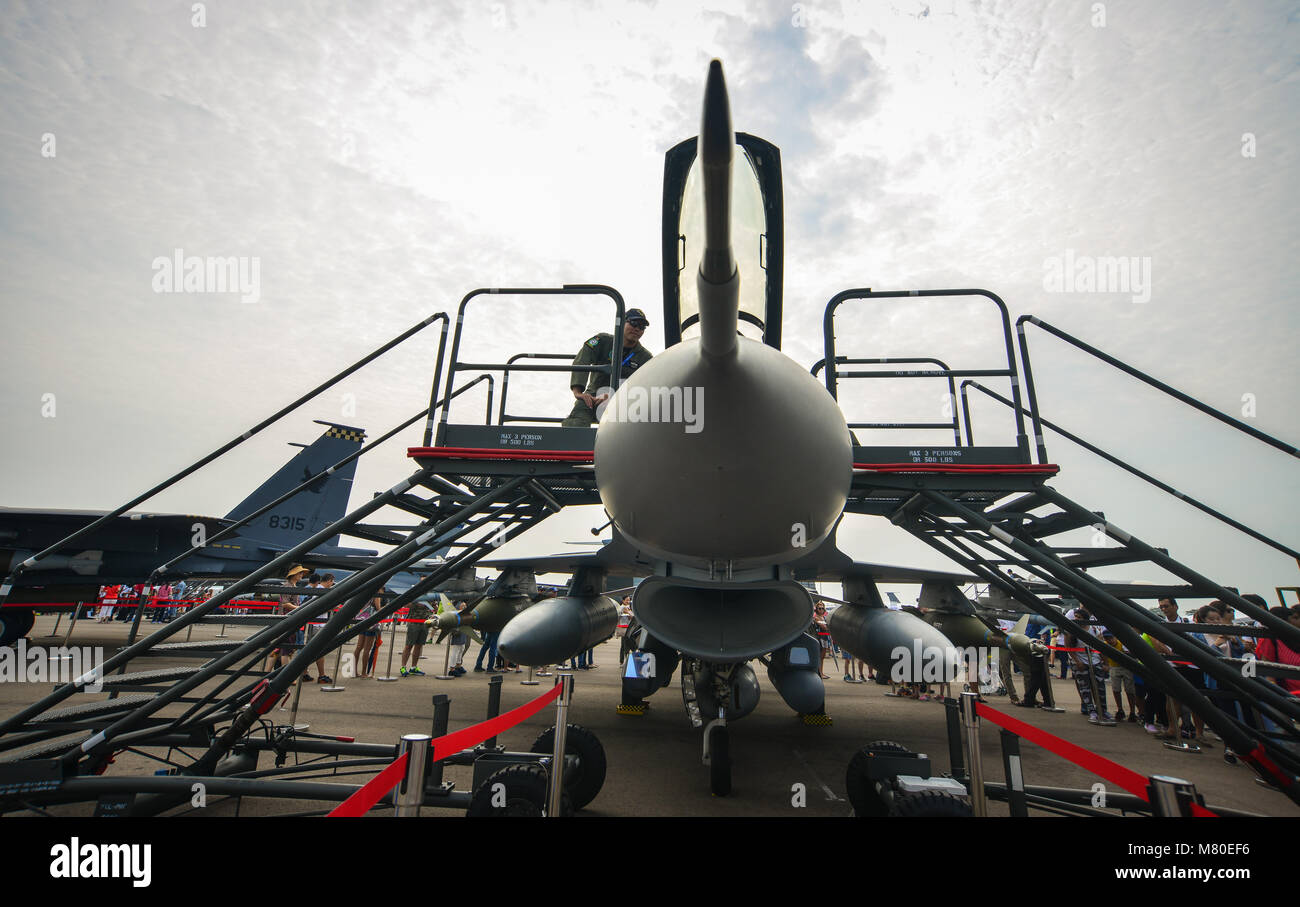 Singapore - Feb 10, 2018. Un Lockheed Martin F-16D Fighting Falcon ...