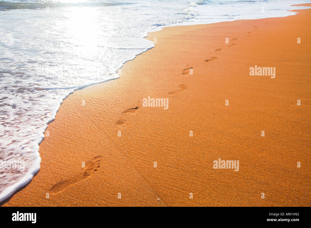 Onda e orme al tramonto immagini e fotografie stock ad alta risoluzione - Alamy