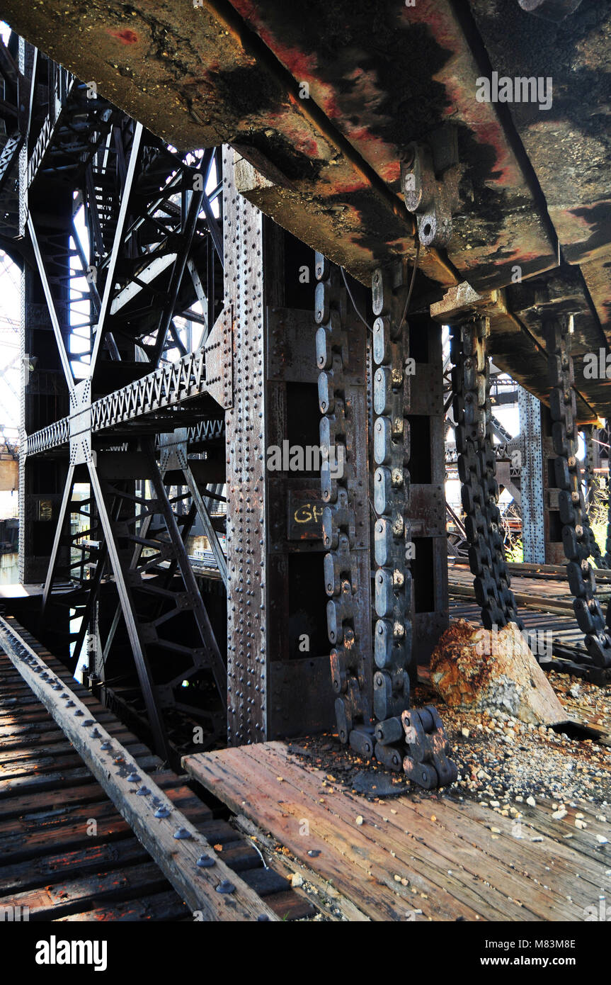 Bridge falling apart immagini e fotografie stock ad alta risoluzione ...