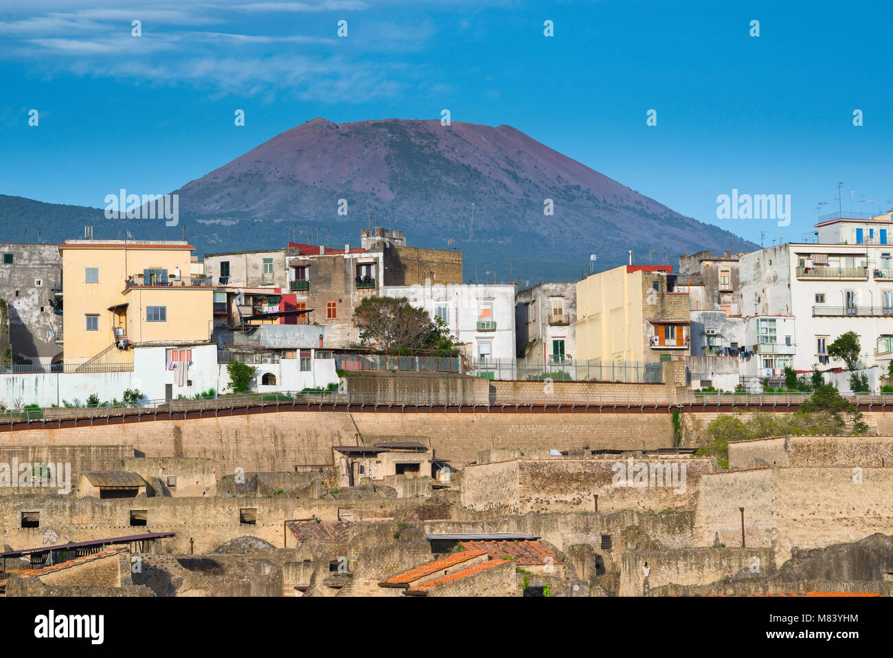 Ercolano Vesuvio, vista sulla città di Ercolano e le rovine di Ercolano ...