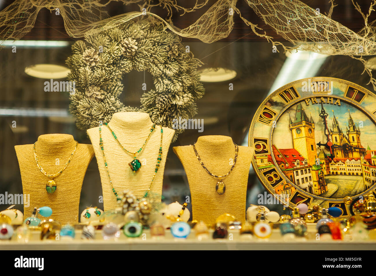 Splendido Natale vetrina con souvenir di Praga - piastra, profumo ...