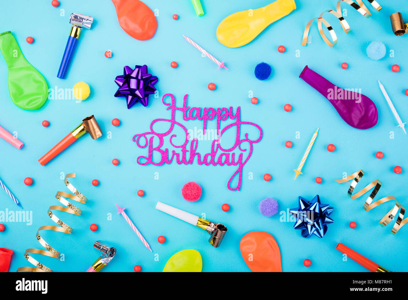 Buon compleanno dello sfondo. Candele di festa, festa coriandoli ...