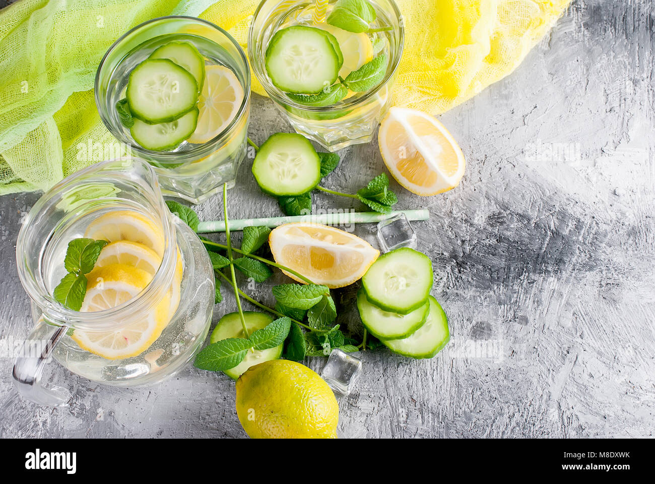 Di agrumi e di erbe aromatiche infuso sassi acqua per detox, mangiare ...