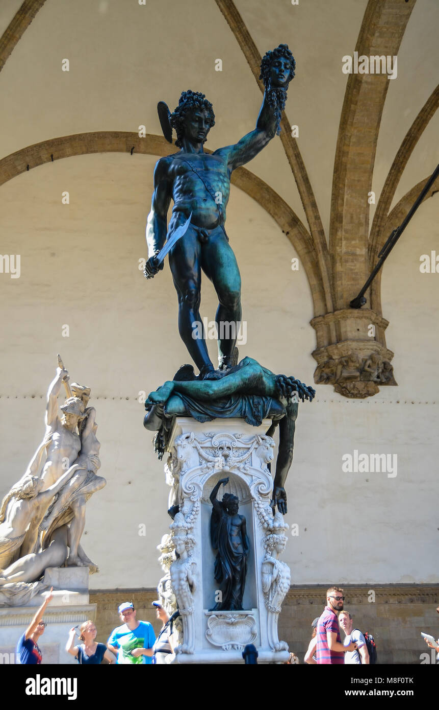 Statua della statua di perseo con la testa di medusa immagini e ...