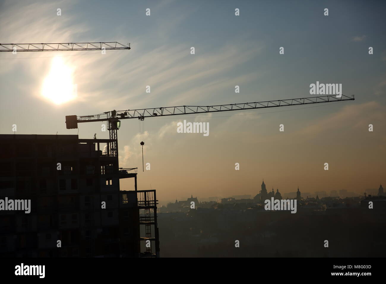 La gru da cantiere è uno strumento di base quando la costruzione di ...