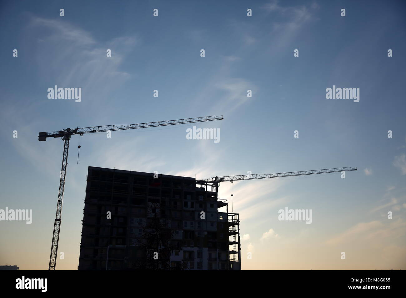 La gru da cantiere è uno strumento di base quando la costruzione di ...