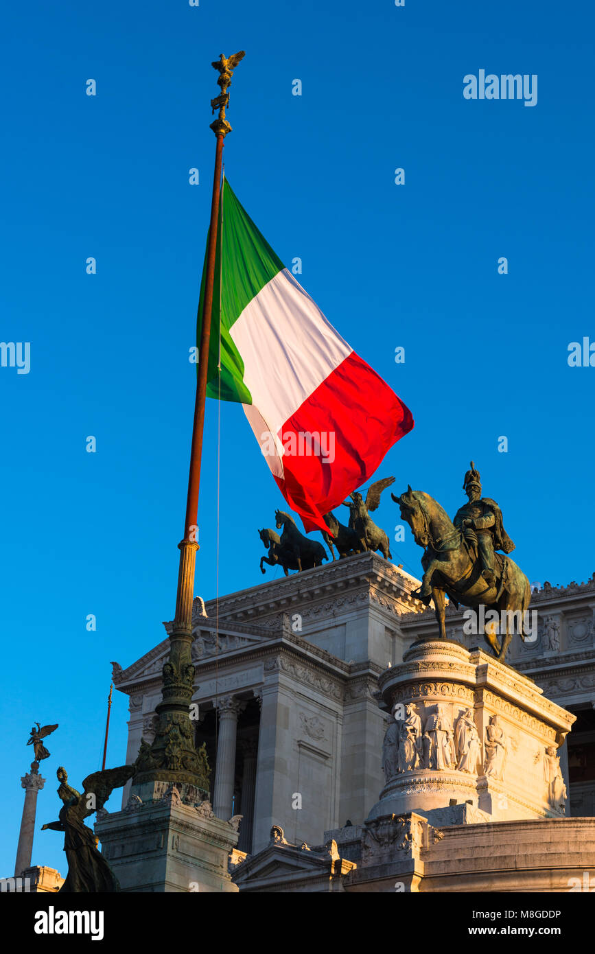 Bandiera Italiana battenti presso il monumento a Vittorio Emanuele II ...