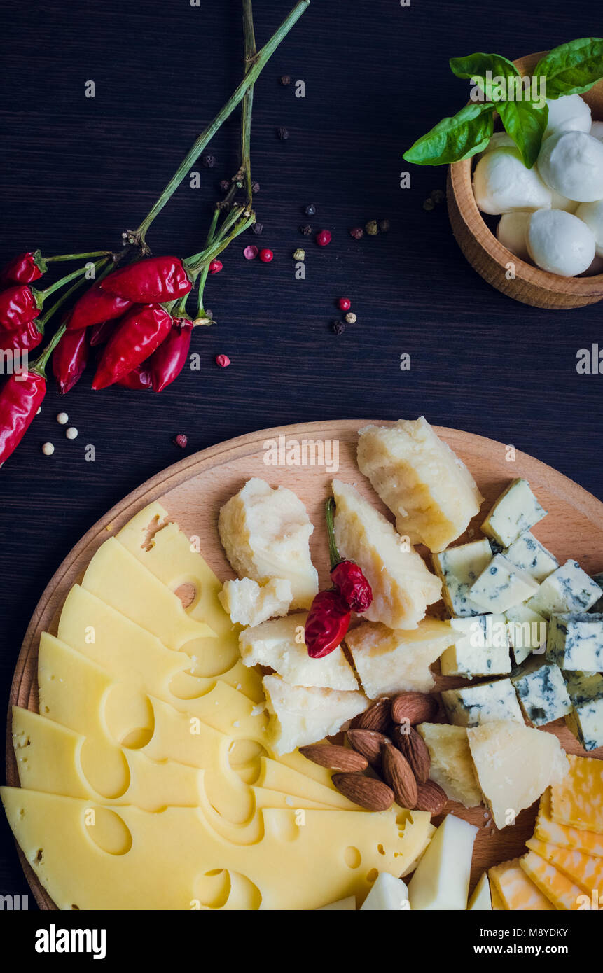 Il piatto di formaggi: Parmigiano, Cheddar, gouda, mozzarella e altro ...