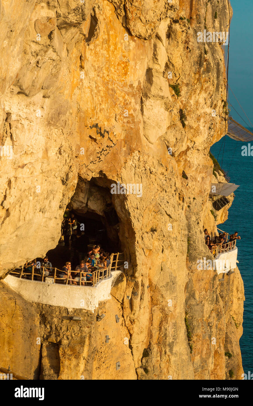 Sa Cova den Xoroi è una grotta naturale trasformato in un luogo alla ...