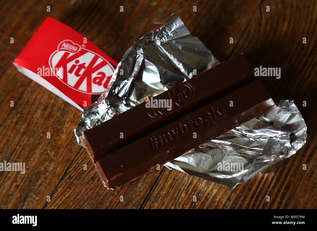 Barra di cioccolato fondente kitkat nestle immagini e fotografie stock ...