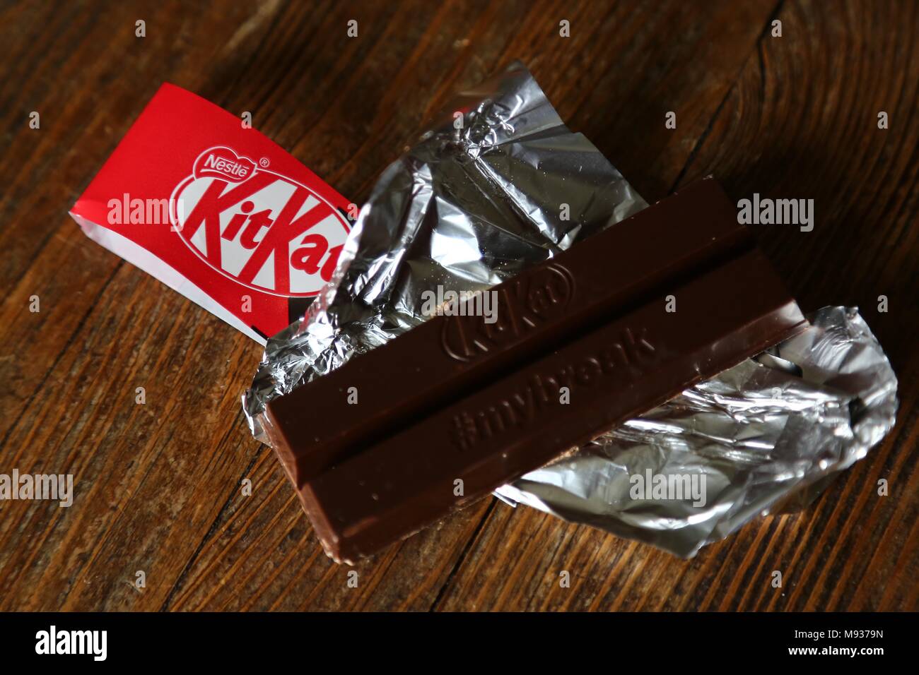 Barra di cioccolato fondente kitkat nestle immagini e fotografie stock ...