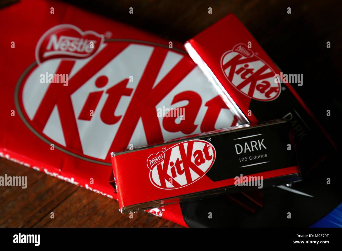 Barra di cioccolato fondente kitkat nestle immagini e fotografie stock ...