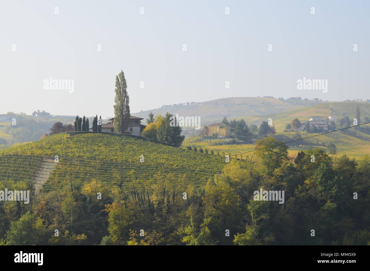 Panoramica vista autunnale del Monferrato, vicino a Calosso, Piemonte ...