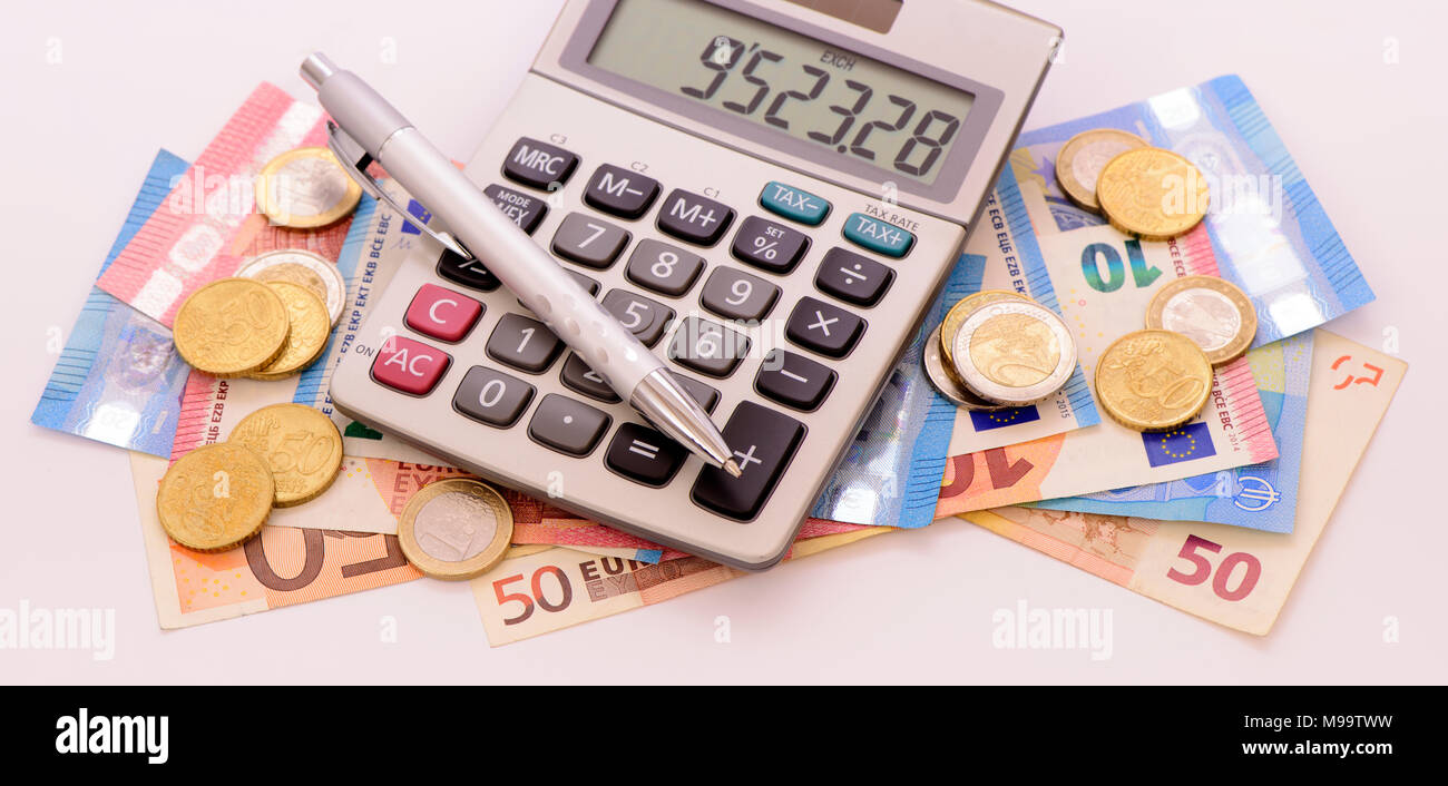Valuta Euro con banconote, calcolatrice e monete Foto stock - Alamy