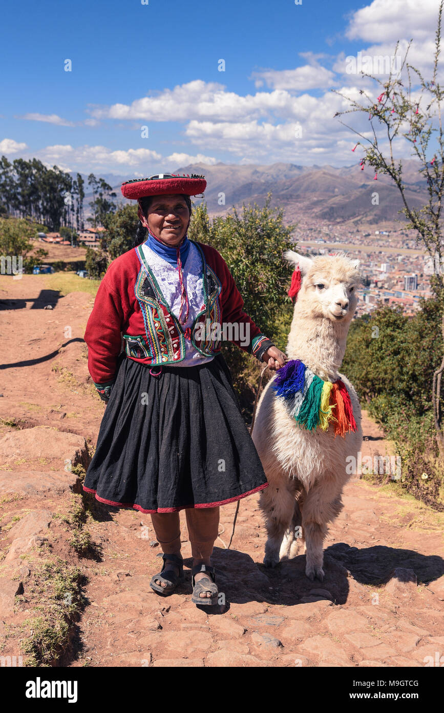Indígena peruano immagini e fotografie stock ad alta risoluzione - Alamy