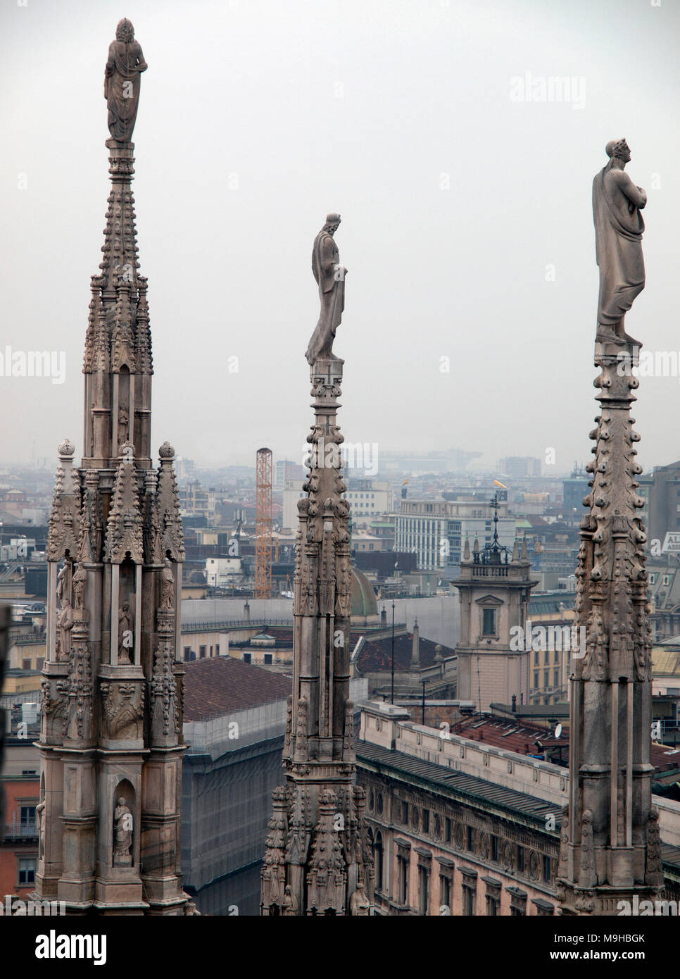 Statua sul tetto della cattedrale di milano immagini e fotografie stock ...
