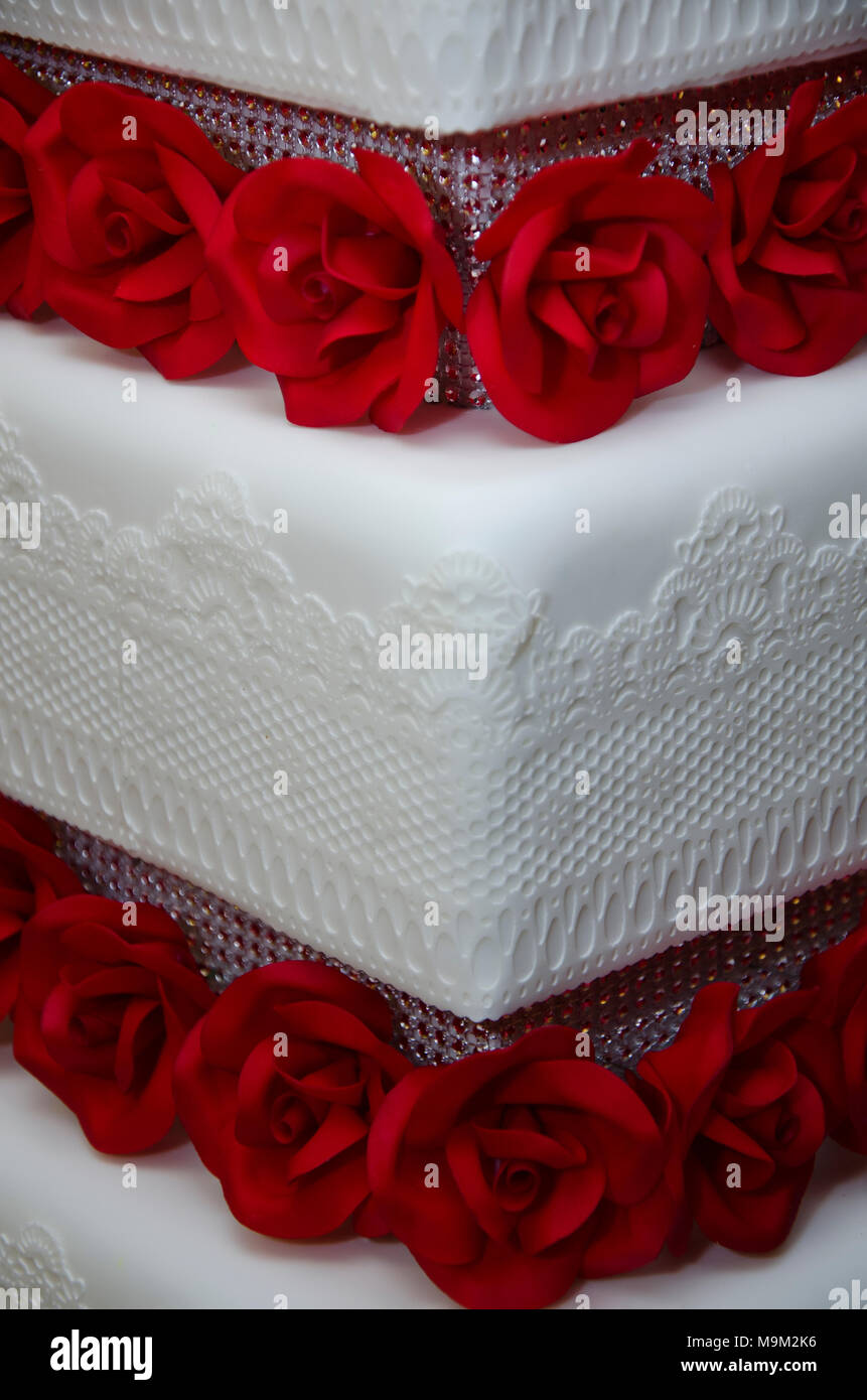 Torta decorata con rose immagini e fotografie stock ad alta risoluzione ...