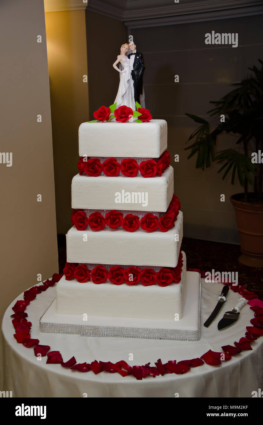 Torta decorata con rose immagini e fotografie stock ad alta risoluzione ...