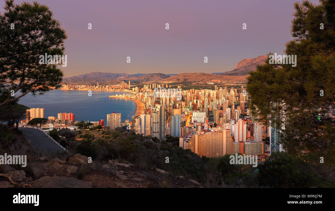 Benidorm al tramonto immagini e fotografie stock ad alta risoluzione ...