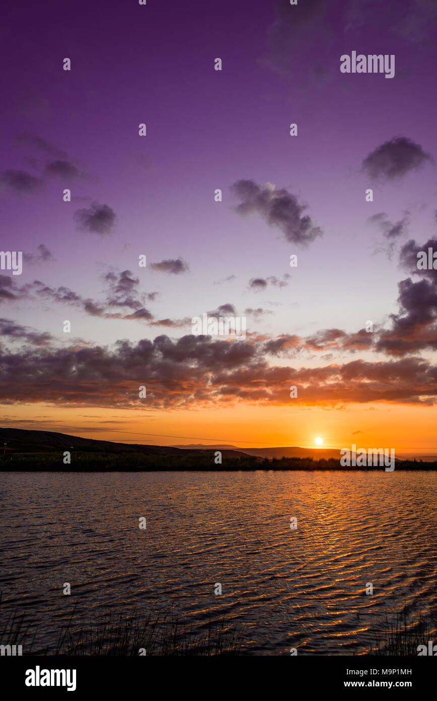 Sole che tramonta sul lago del parco immagini e fotografie stock ad ...