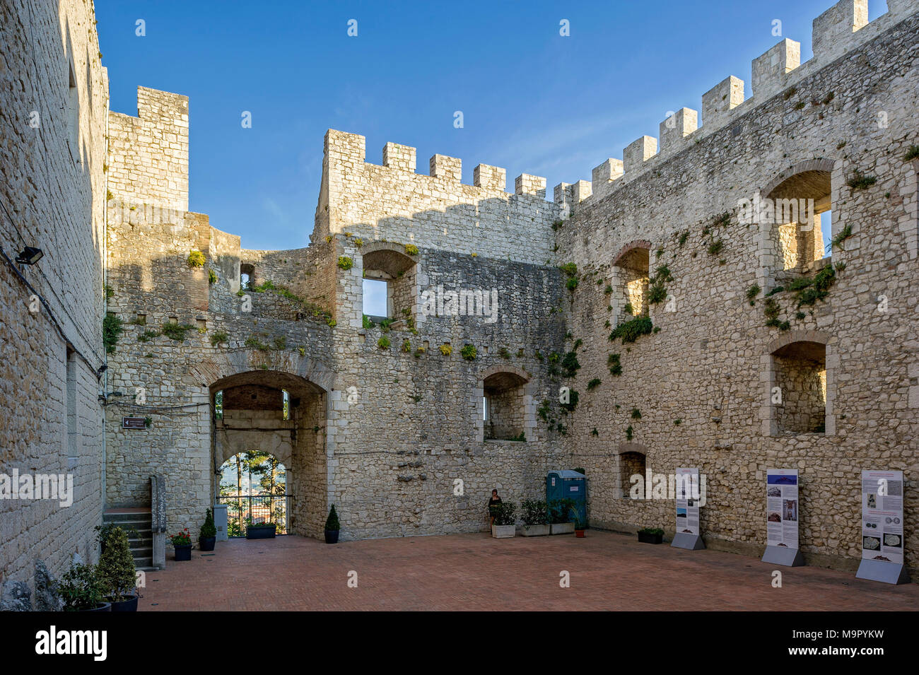 Il cortile della rocca, Castello Monforte Castello, Campobasso, Molise ...