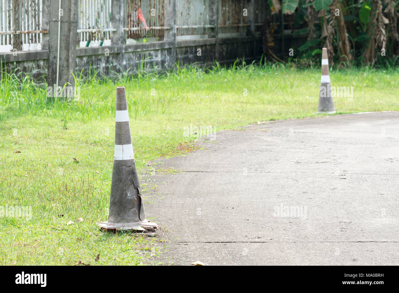 Cono di traffico sul percorso immagini e fotografie stock ad alta ...