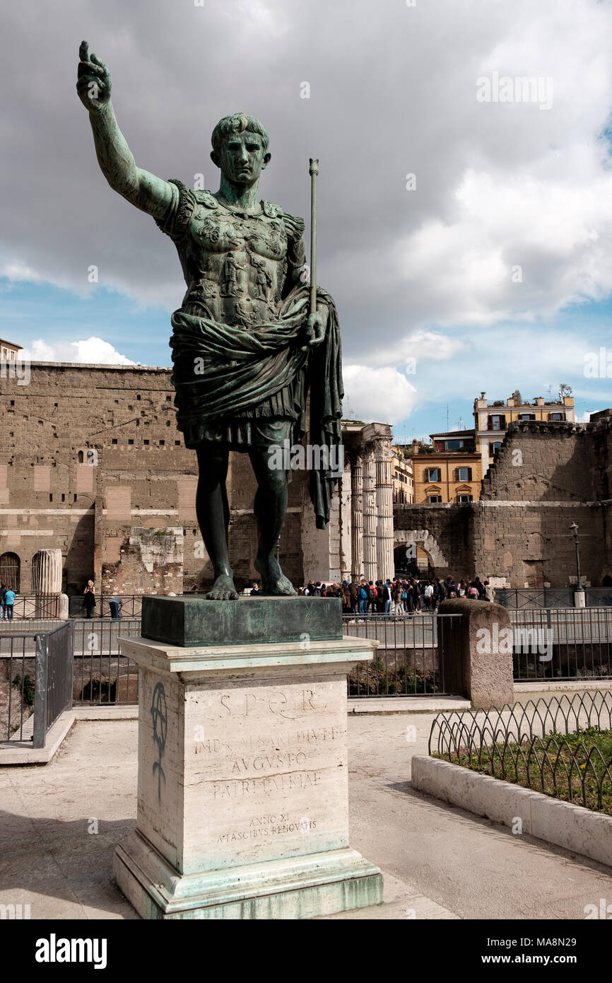 Statua romana di augusto cesare immagini e fotografie stock ad alta ...