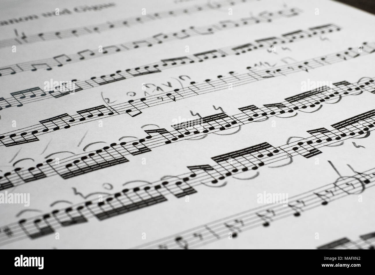 Note musicali su spartiti musicali immagini e fotografie stock ad alta ...