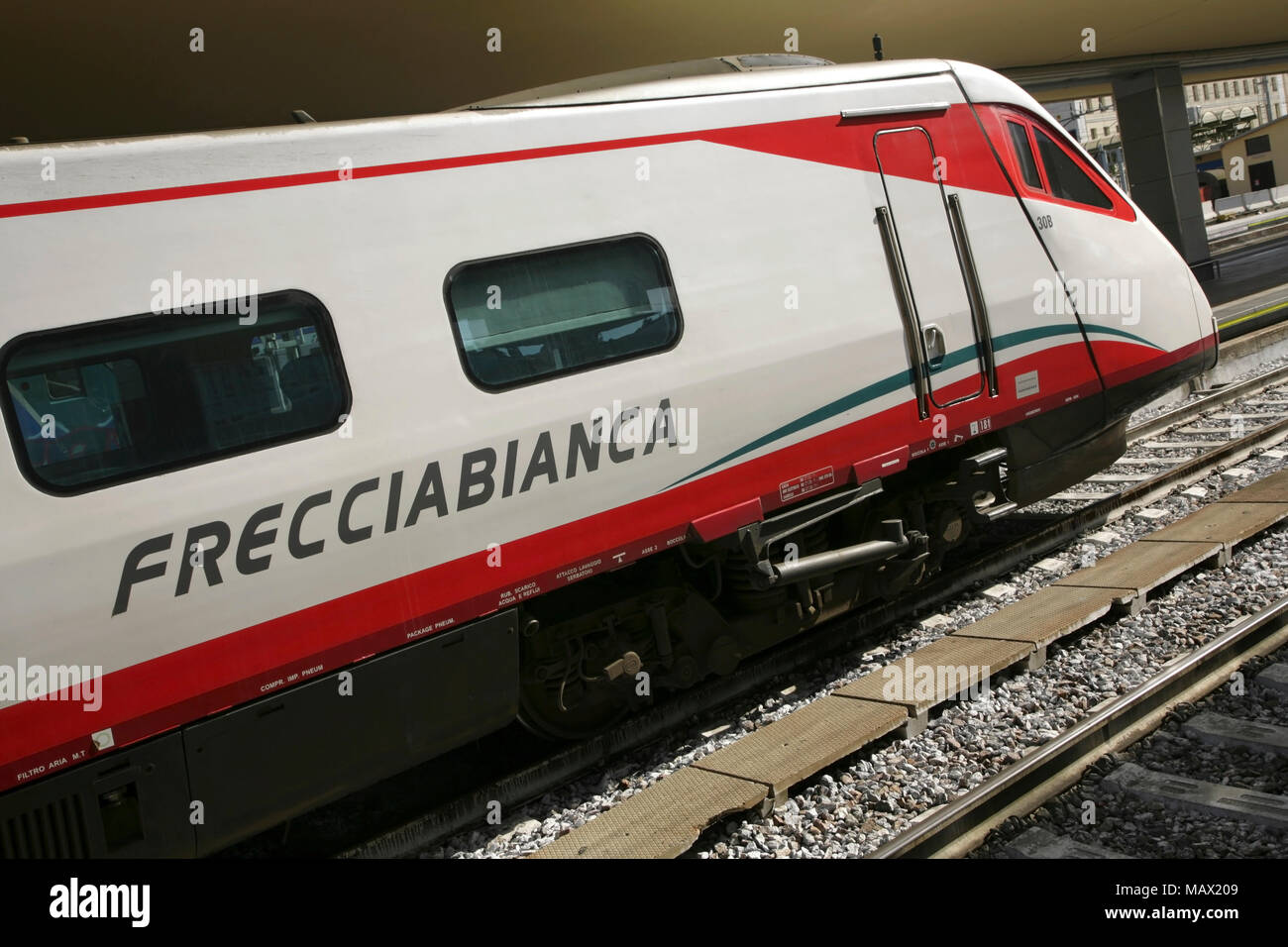 Ferrovie italiane ETR 460 Frecciabianca pendolino (inclinazione) di un treno ad alta velocità in ...