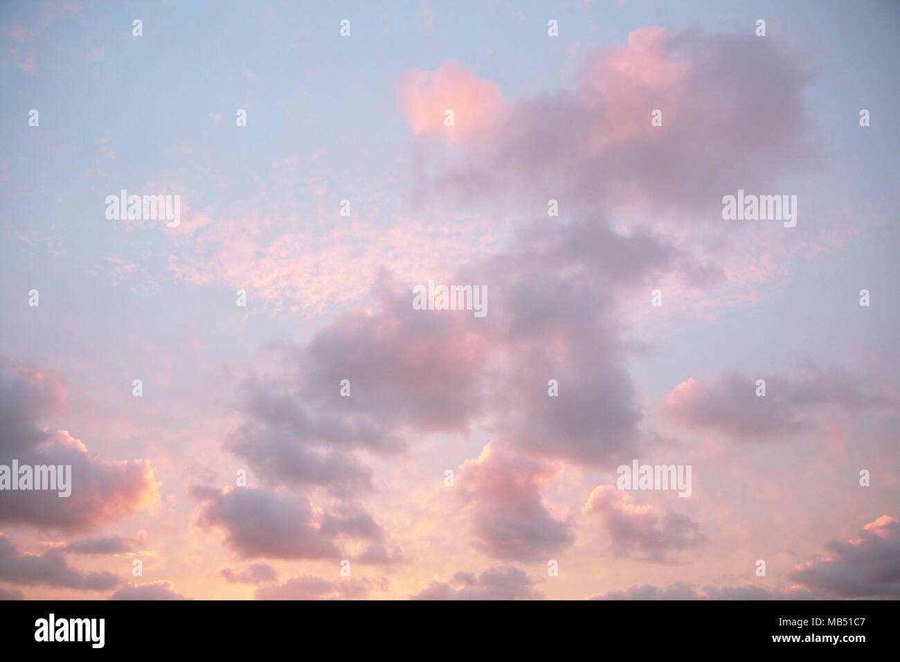 Nuvole cielo al tramonto immagini e fotografie stock ad alta ...